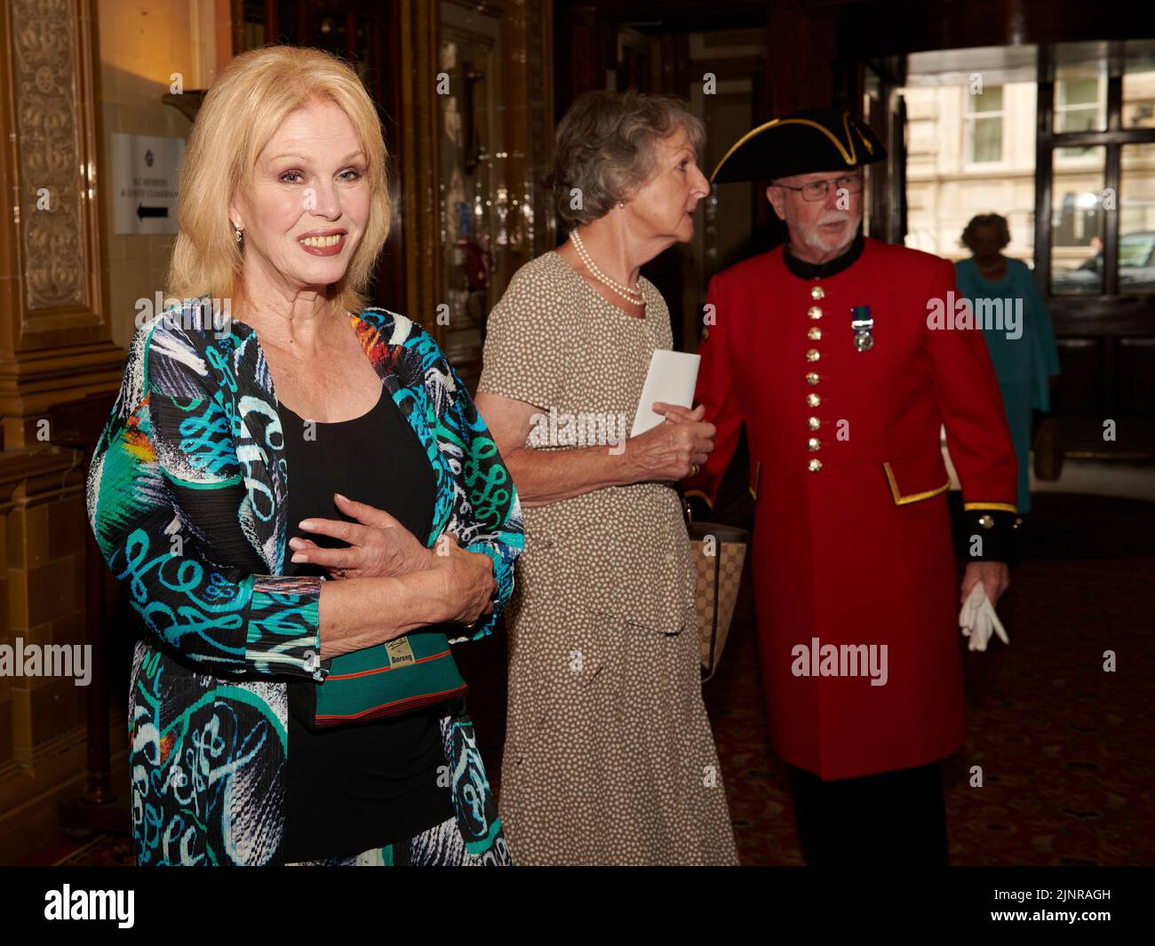 Joanna Lumley und Baroness Manningham-Buller beim Mittagessen zum 75 ...