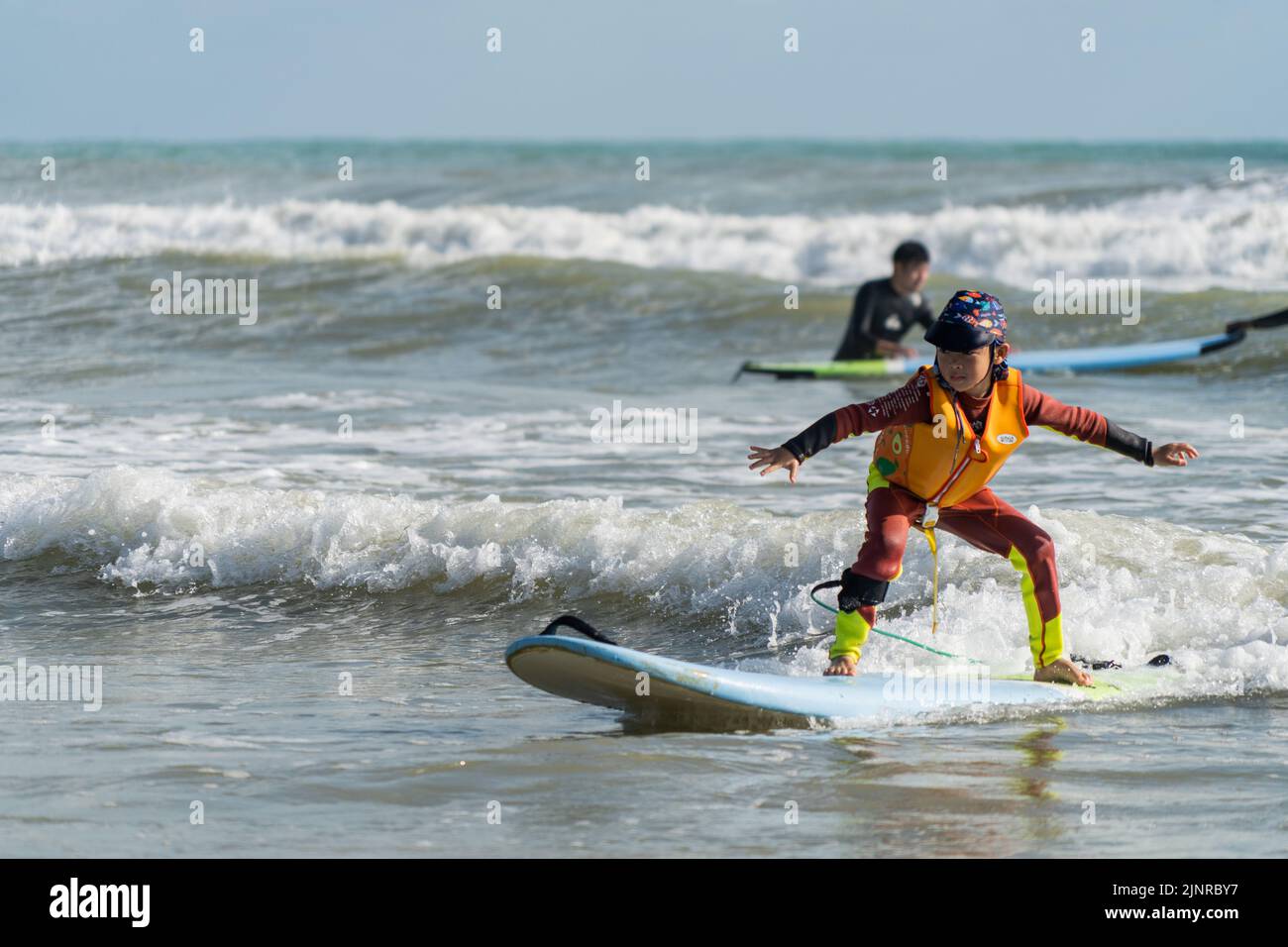 Ein Kind surft in Khao Lak, dem einzigen Ort, der in Thailand zum ...