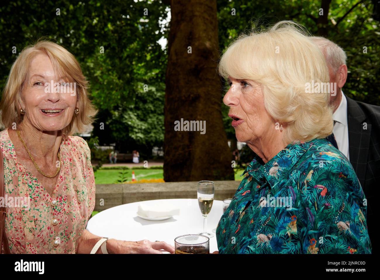 HRH Camilla, Herzogin von Cornwall und Sandra Howard, Lady Howard von ...