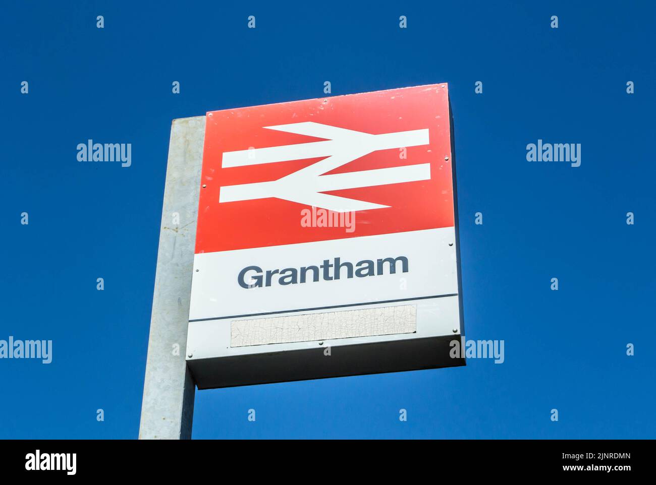 GRANTHAM, ENGLAND - 26. Juni 2022: Schild des Grantham National Rail ...