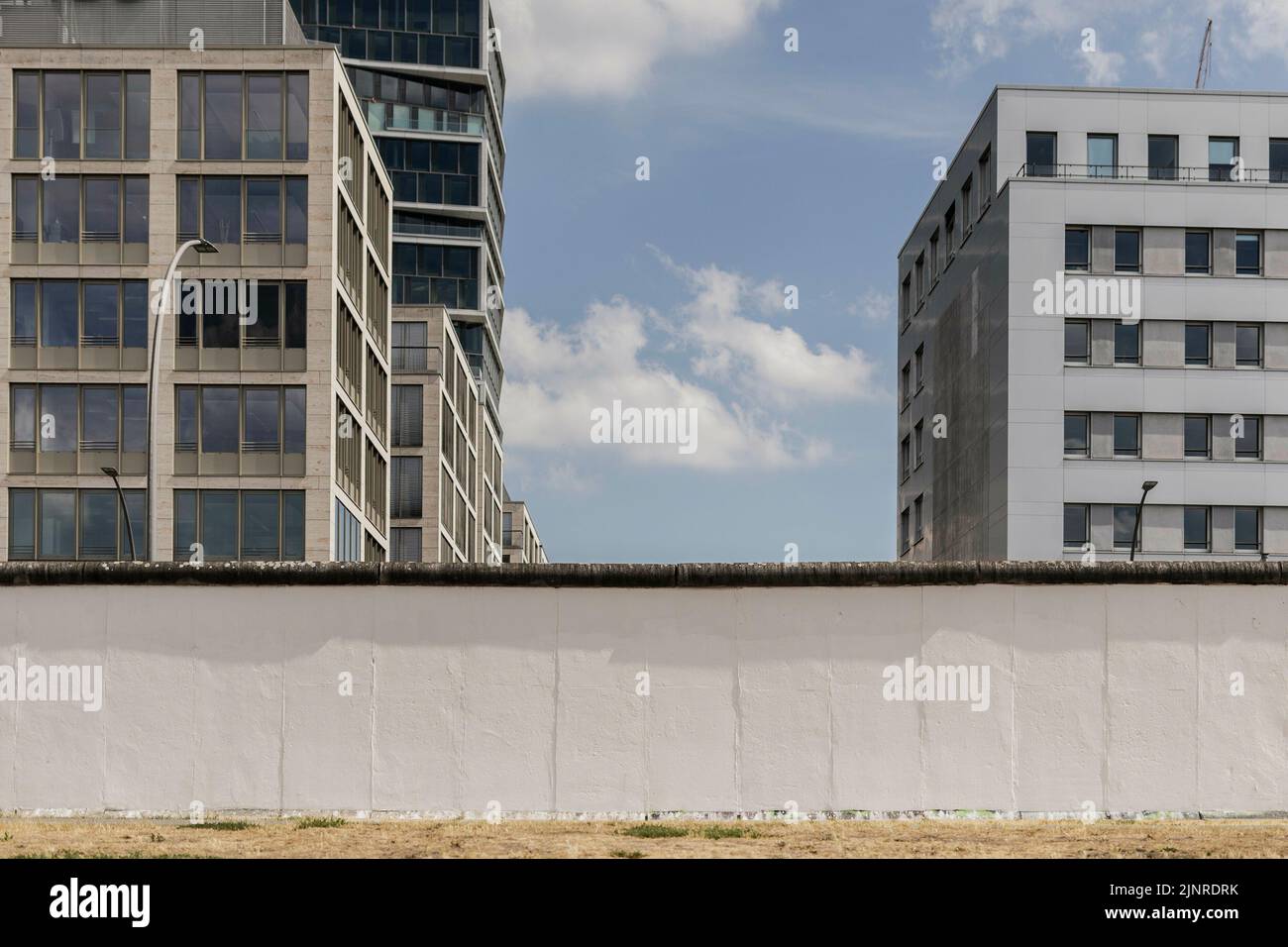 Berlin, Deutschland. 26.. Juni 2022. Die Berliner Mauer ragt vor den ...