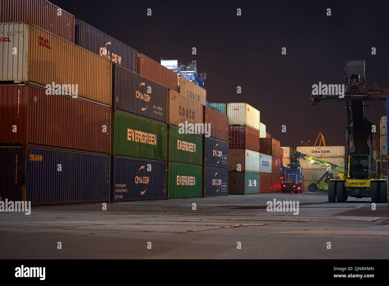 Odessa, Ukraine SIRCA 2019: Industriehafen mit Containern. Stapel von ...