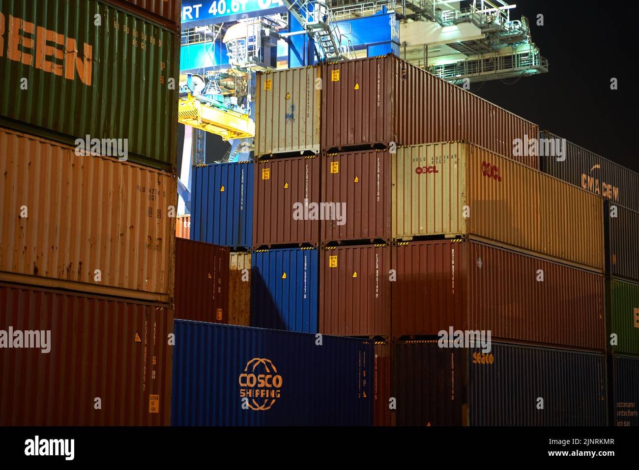 Odessa, Ukraine SIRCA 2019: Industriehafen mit Containern. Stapel von ...