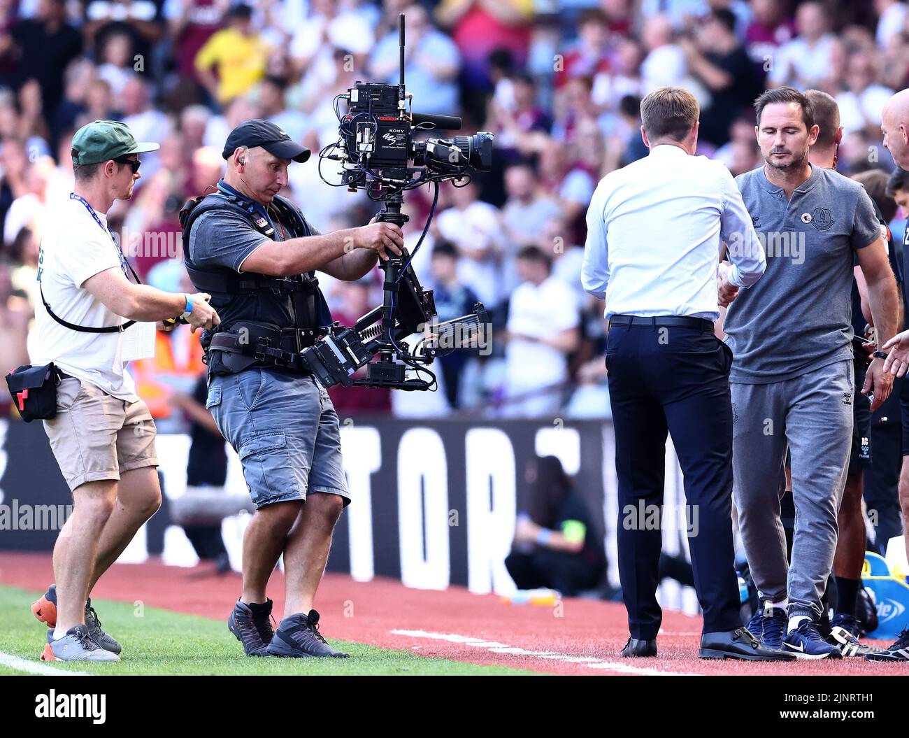 Birmingham, England, 13.. August 2022. Steven Gerrard-Manager von Aston ...