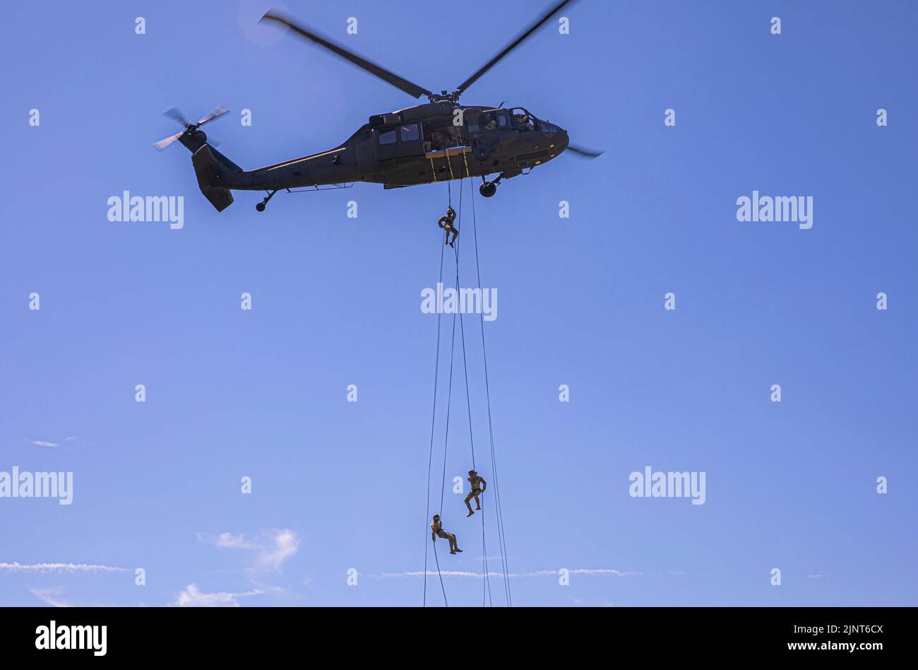 Drei Soldaten rappeln am 11. August 2022 während der Air Assault School ...