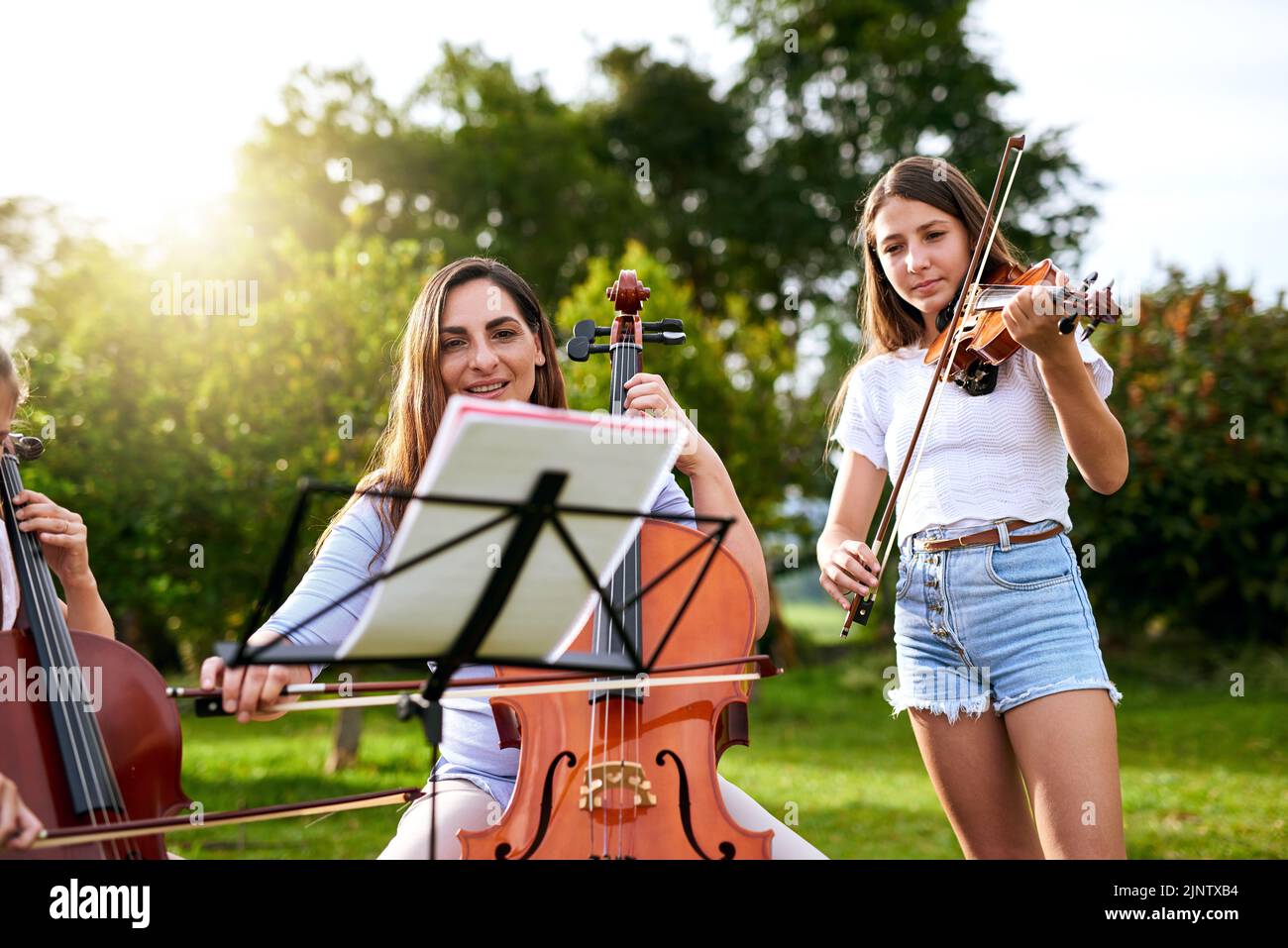 Geige spielen außen -Fotos und -Bildmaterial in hoher Auflösung – Alamy