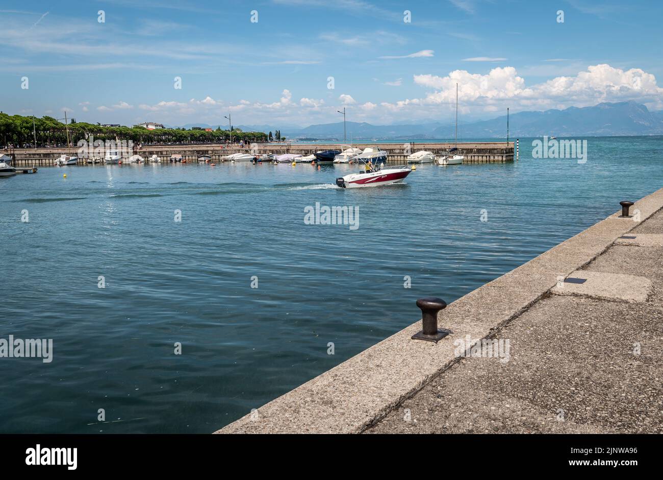 Peschiera del Garda Stadt. Kleiner Stadthafen mit bunten Booten. Italienischer Gardasee, Region ...