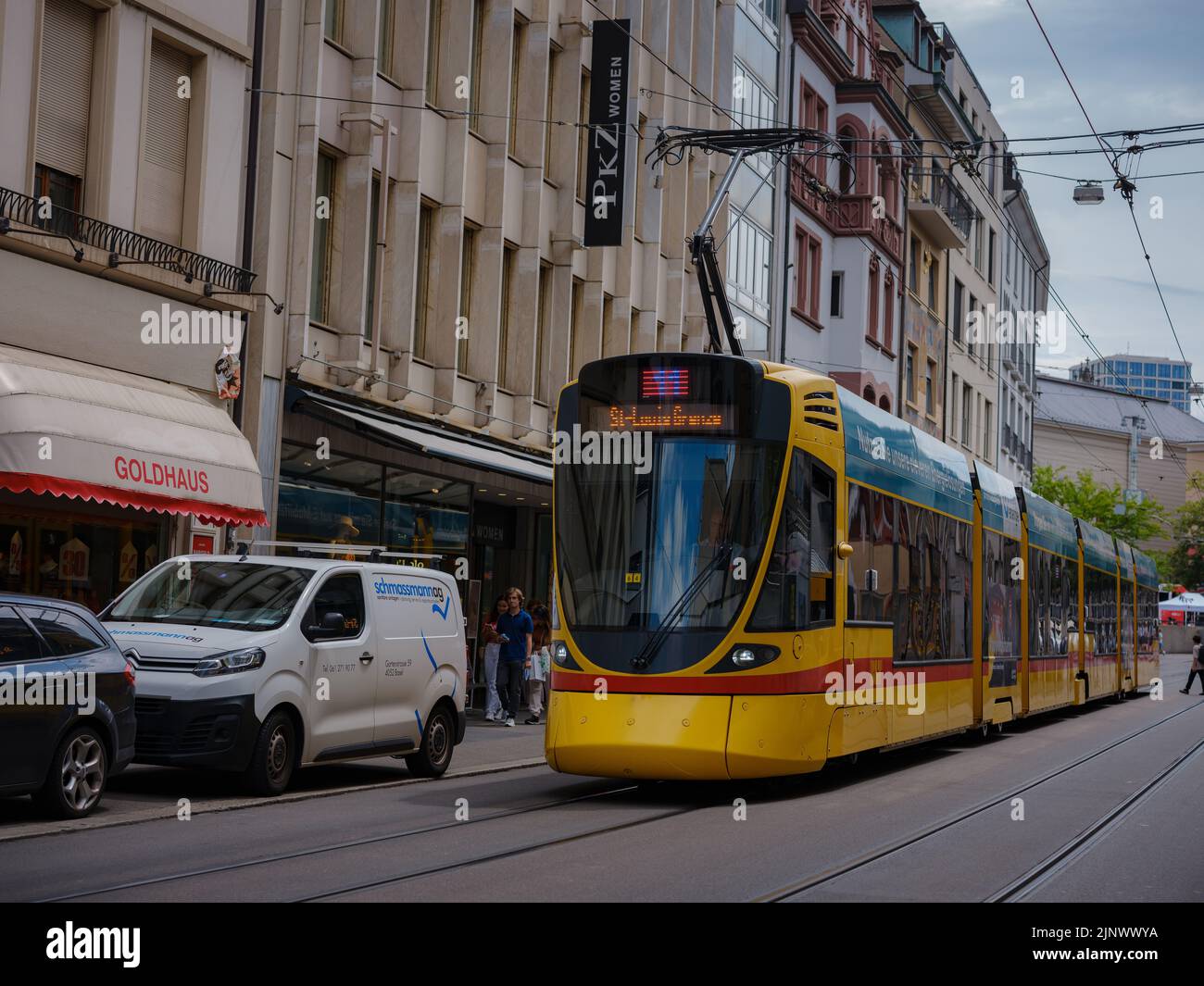 Basel, Schweiz - Juli 4 2022: Öffentliche Verkehrsmittel in der Stadt ...