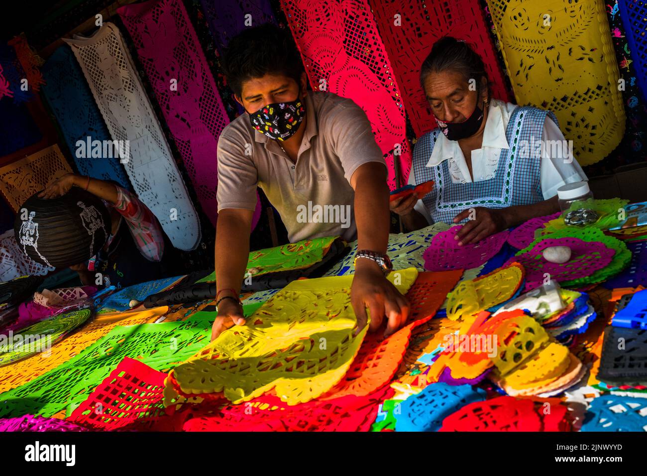 Mexikanische indigene Familienmitglieder verkaufen auf dem Markt in ...
