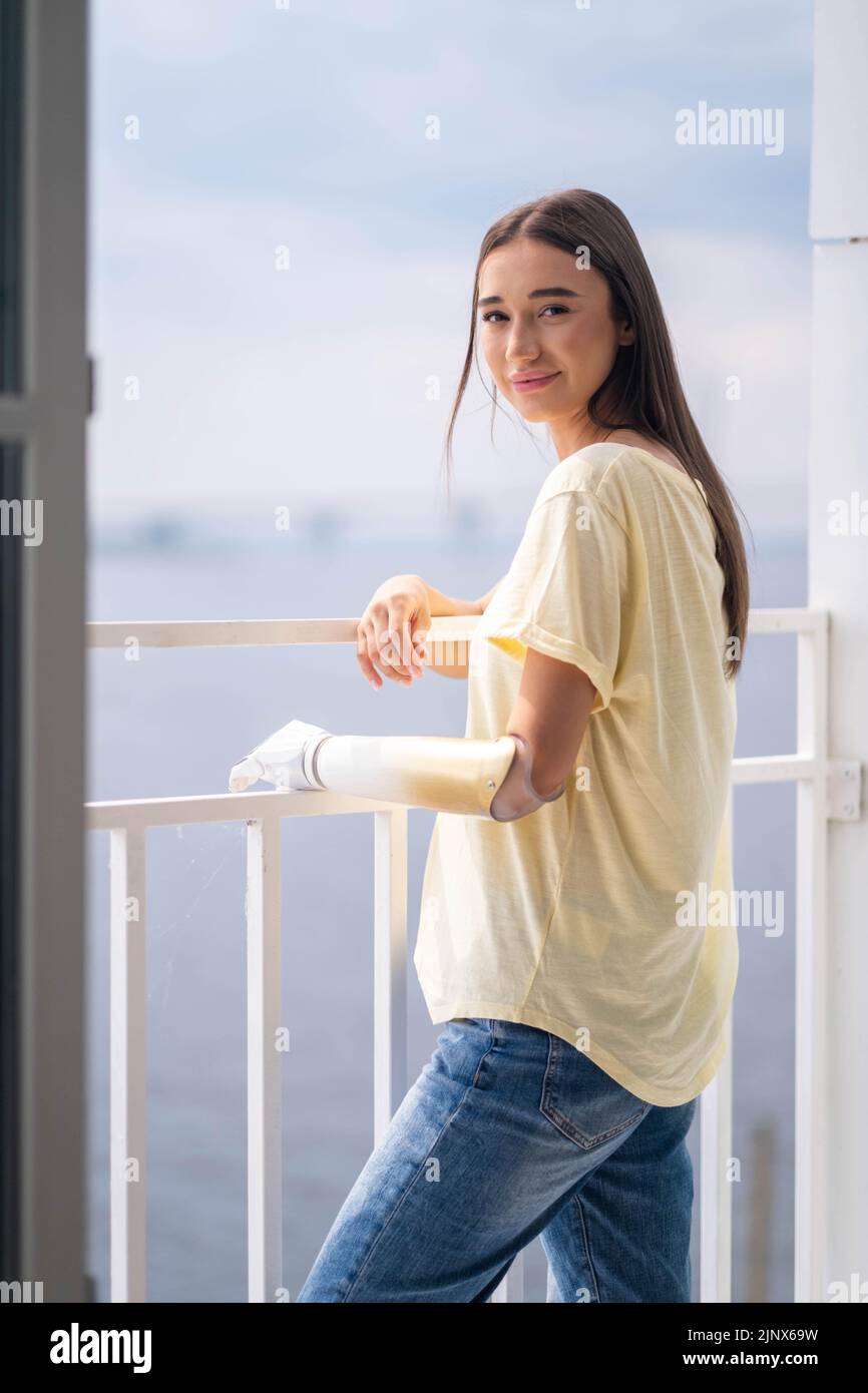 Portrait glückliche Frau mit prothetischen Arm entspannend zu Hause ...