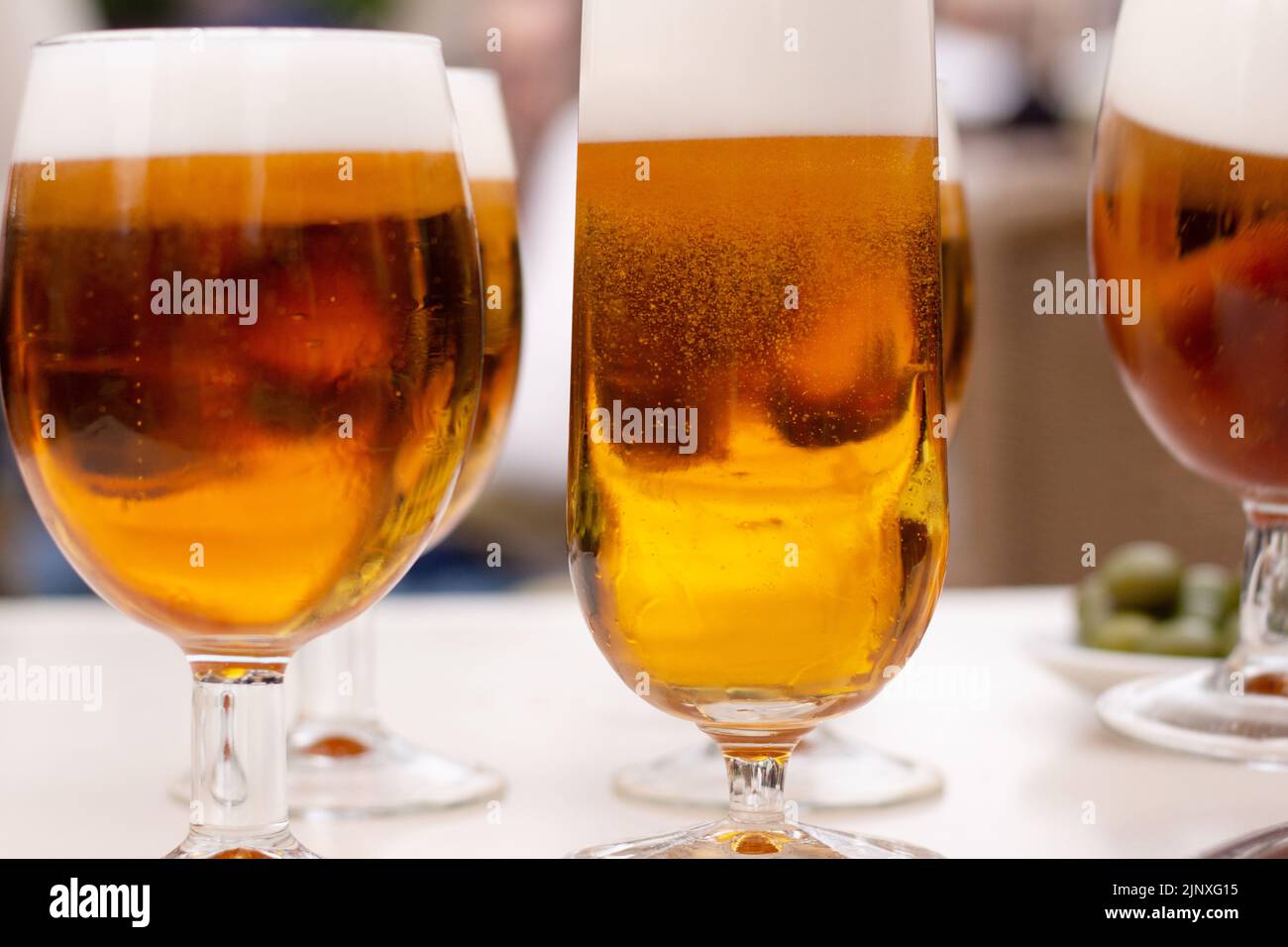 Fresh pint of beer served -Fotos und -Bildmaterial in hoher Auflösung ...