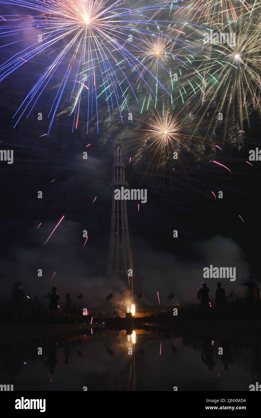 Eine faszinierende, atemberaubende Aussicht auf das Feuerwerk in Minar ...
