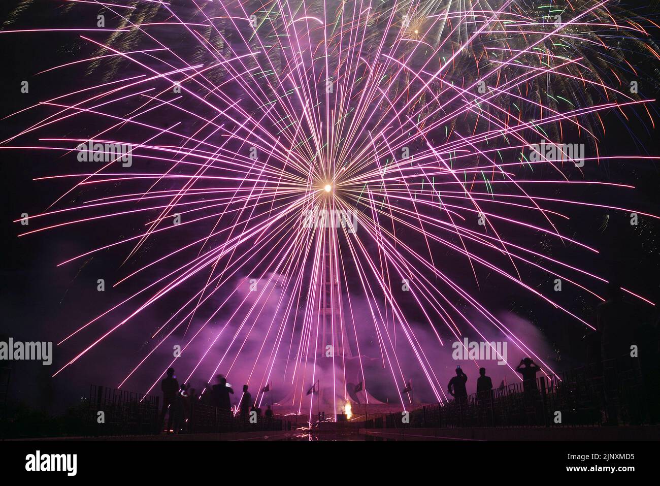 Eine faszinierende, atemberaubende Aussicht auf das Feuerwerk in Minar ...