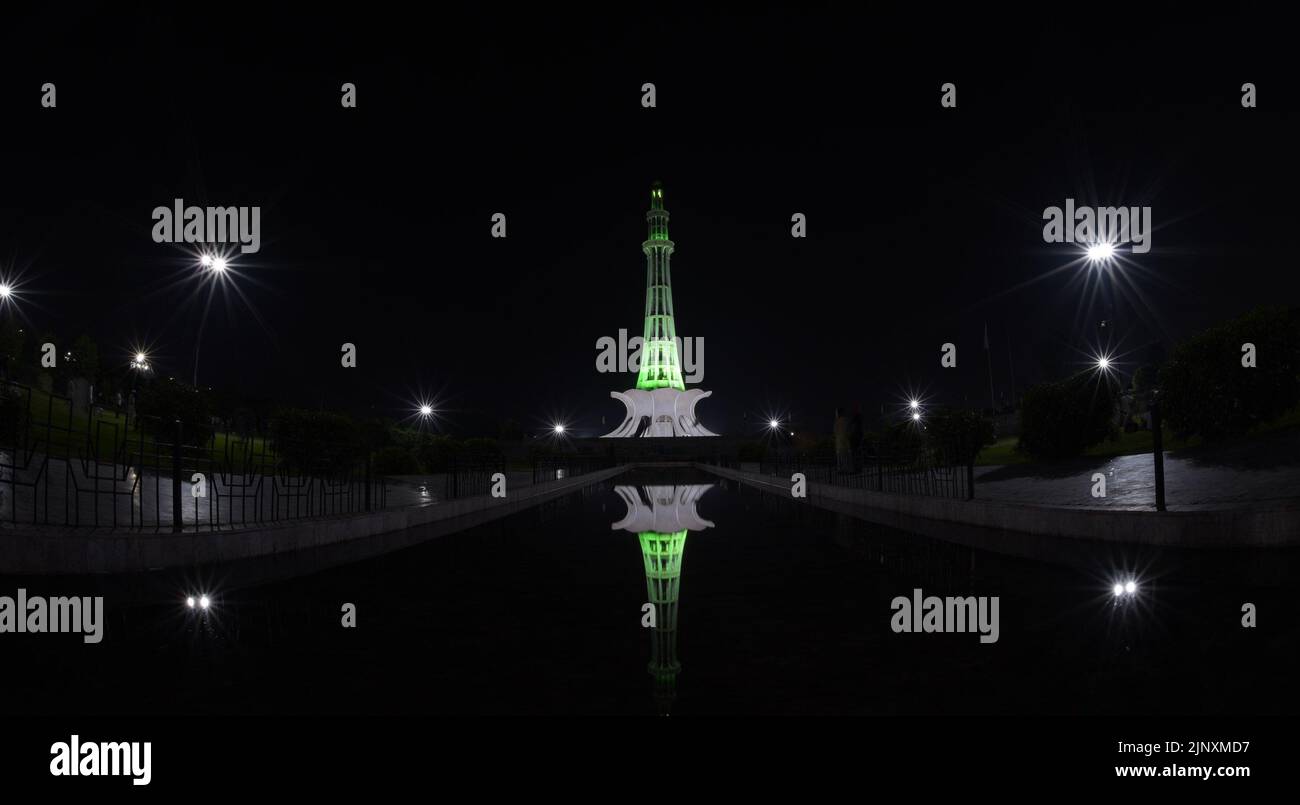 Eine atemberaubende Aussicht auf die Beleuchtung von Minar-e-Pakistan ...