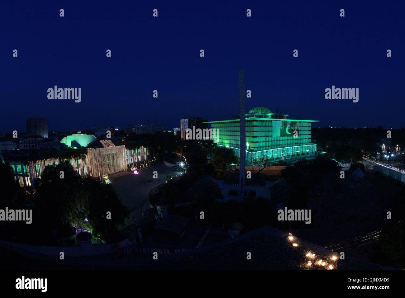 Eine atemberaubende Aussicht auf die Beleuchtung von Minar-e-Pakistan ...