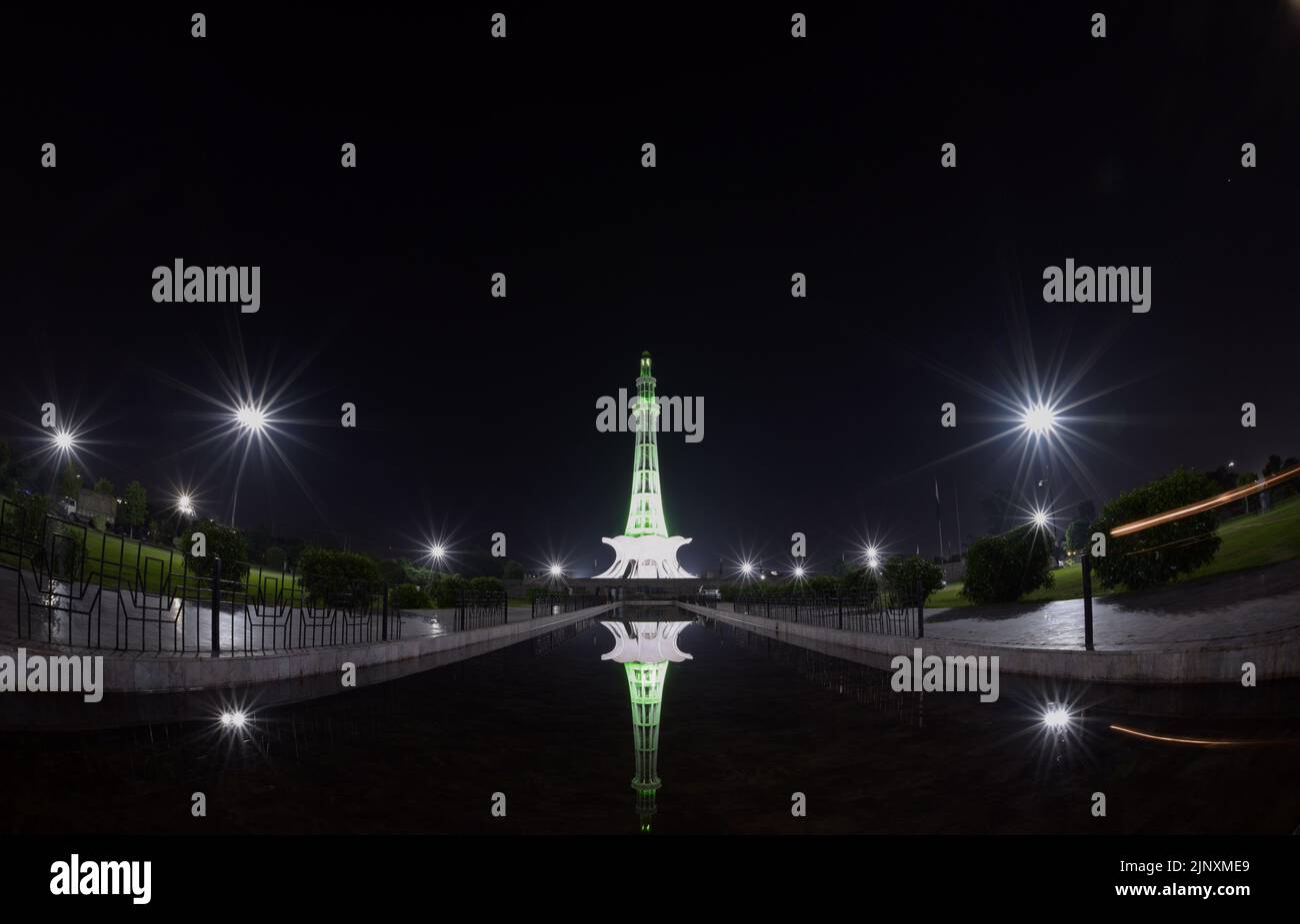 Eine atemberaubende Aussicht auf die Beleuchtung von Minar-e-Pakistan ...