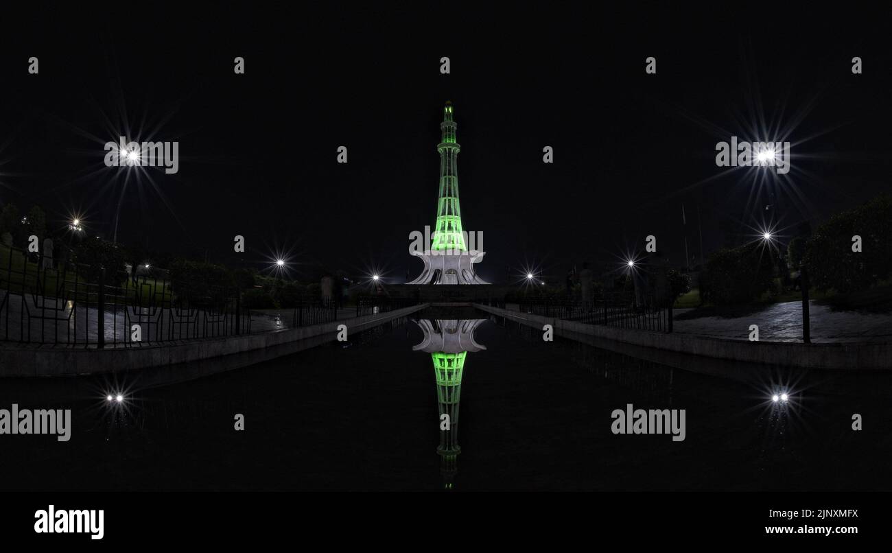 Eine atemberaubende Aussicht auf die Beleuchtung von Minar-e-Pakistan ...