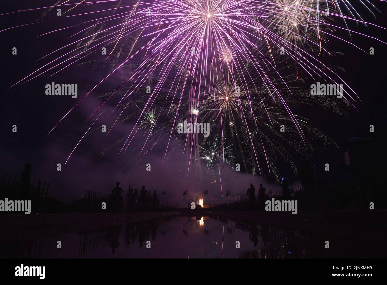 Eine faszinierende, atemberaubende Aussicht auf das Feuerwerk in Minar ...