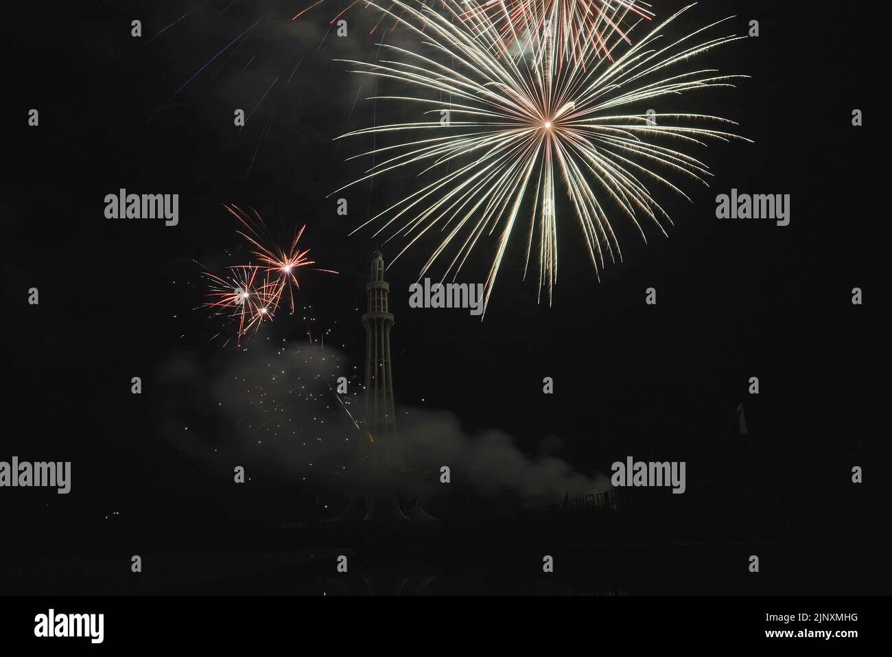 Eine faszinierende, atemberaubende Aussicht auf das Feuerwerk in Minar ...