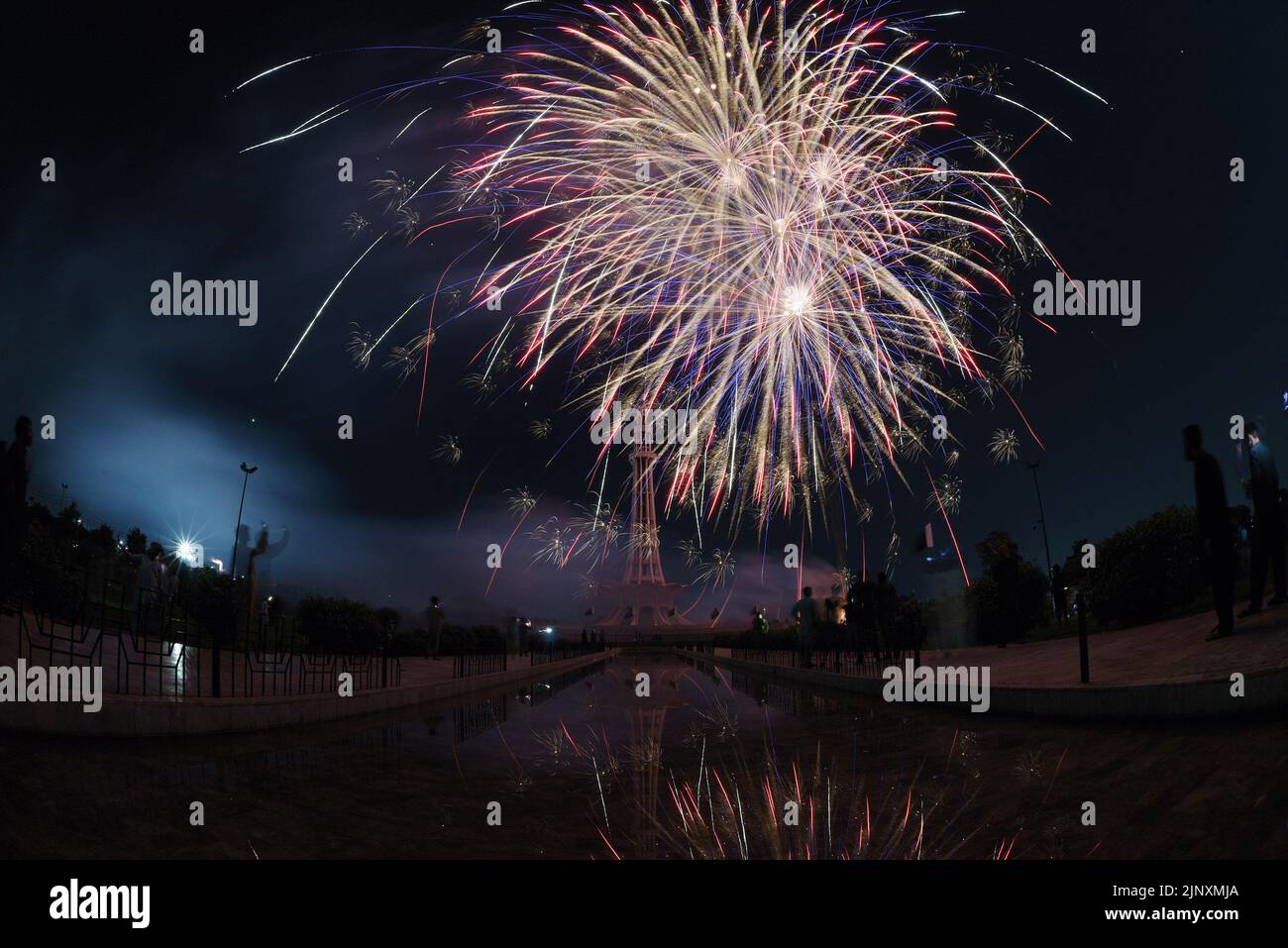 Eine faszinierende, atemberaubende Aussicht auf das Feuerwerk in Minar ...