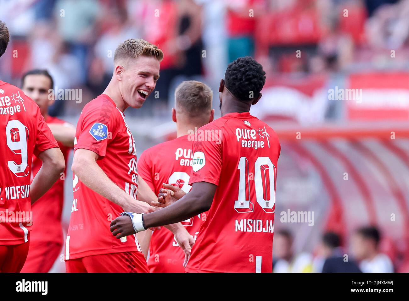 ENSCHEDE, NIEDERLANDE - 14. AUGUST: Virgil Misidjan vom FC Twente feiert sein Ziel mit Gijs Smal ...