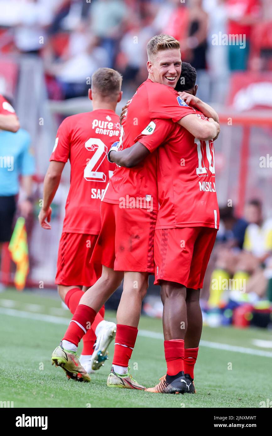 ENSCHEDE, NIEDERLANDE - 14. AUGUST: Virgil Misidjan vom FC Twente feiert sein Ziel mit Gijs Smal ...