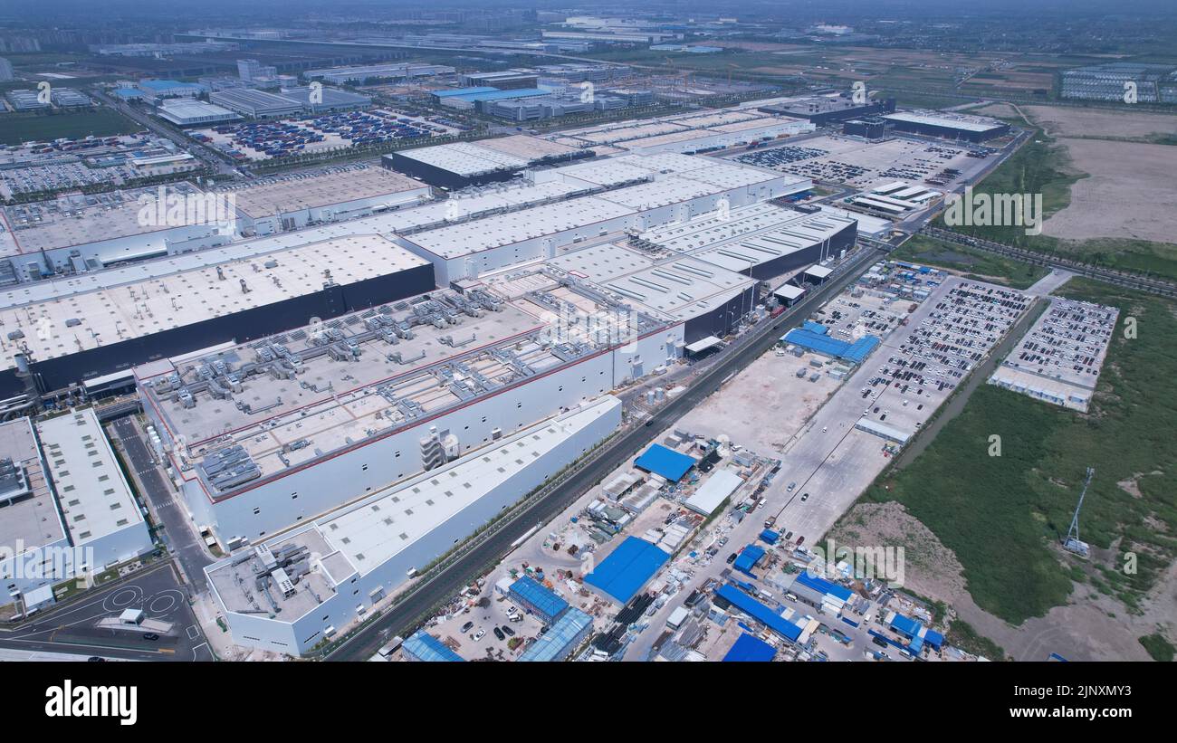 SHANGHAI, CHINA - 13. AUGUST 2022 - Ein Tesla Gigafactory in Shanghai ...