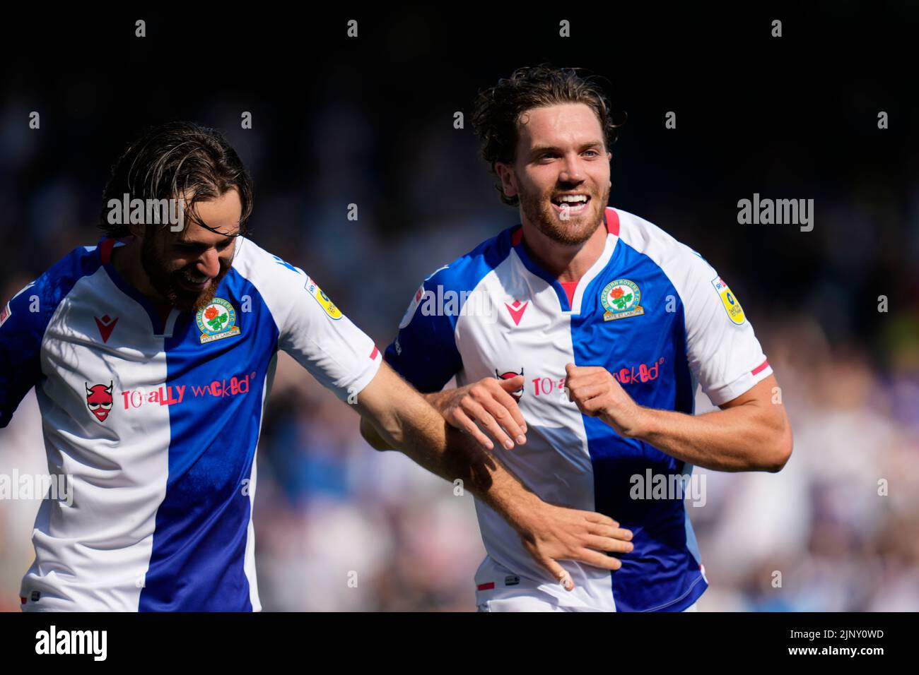 Sam Gallagher #9 von Blackburn Rovers feiert mit Ben Brereton D’az nach ...