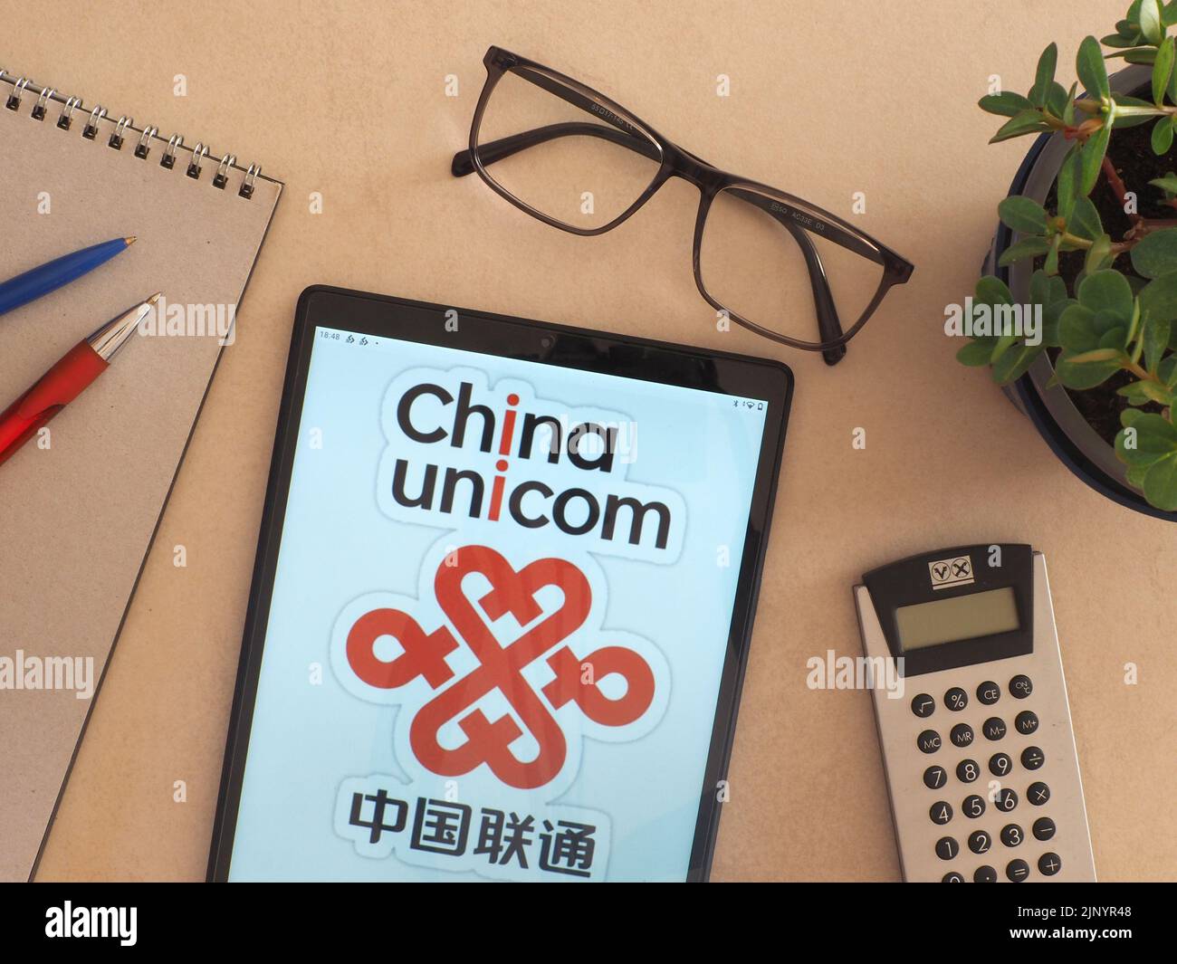 In dieser Abbildung zeigt das Logo der China Unicom Group Co., Ltd., das auf einem Tablet zu ...