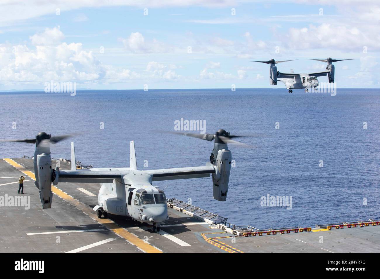 220813-N-VJ326-1096 PHILIPPINISCHES MEER (AUG 13, 2022) – ein Tiltrotor-Flugzeug MV-22 von ...