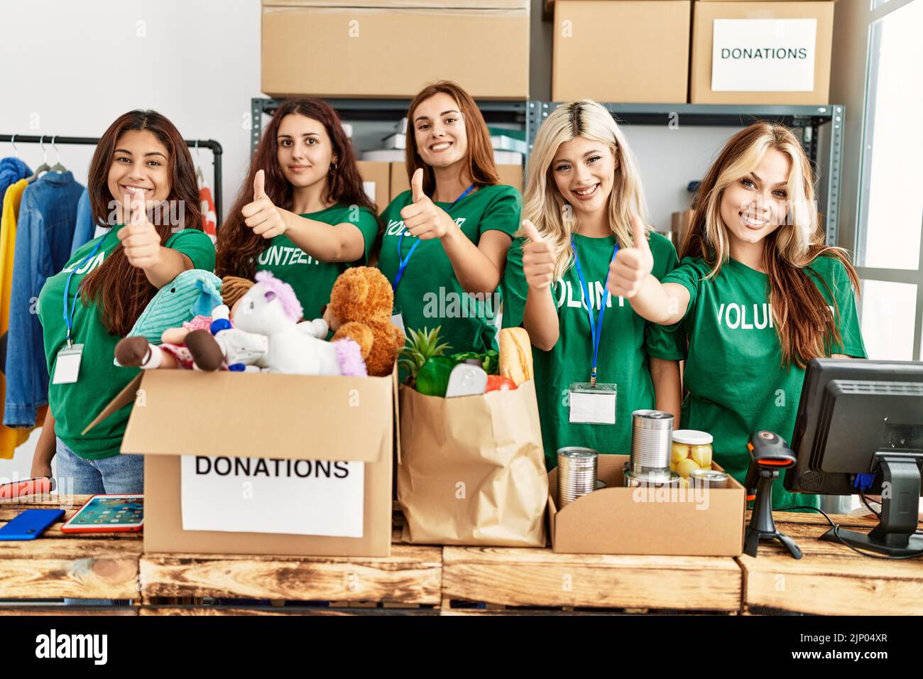 Freiwillige, die ehrenamtlich arbeiten oder arbeiten -Fotos und ...