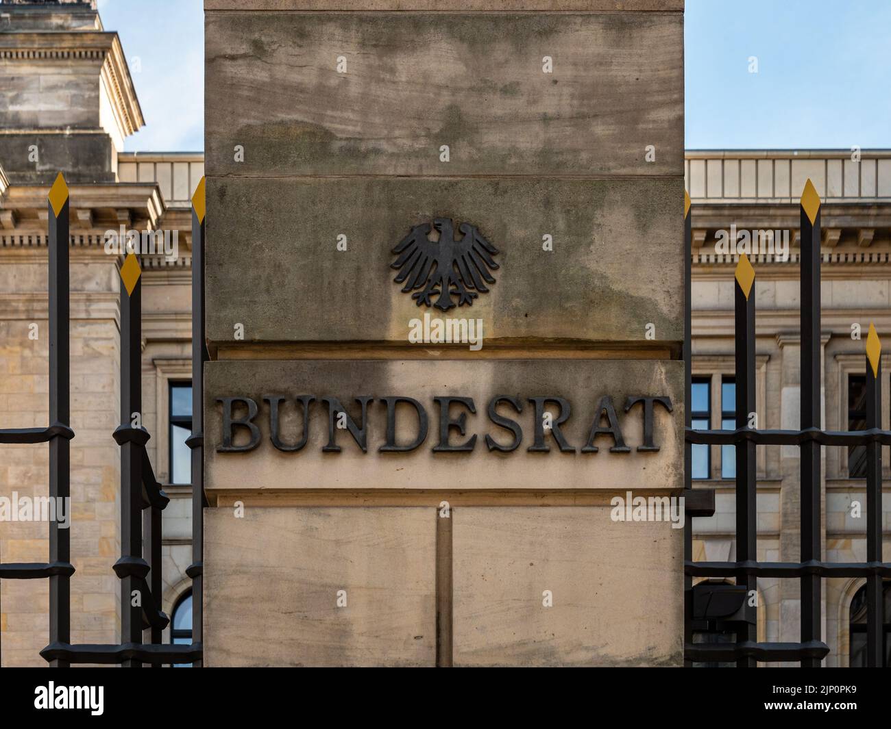 Bundesrat-Schriftzug und der deutsche Adler auf der Außenseite des ...