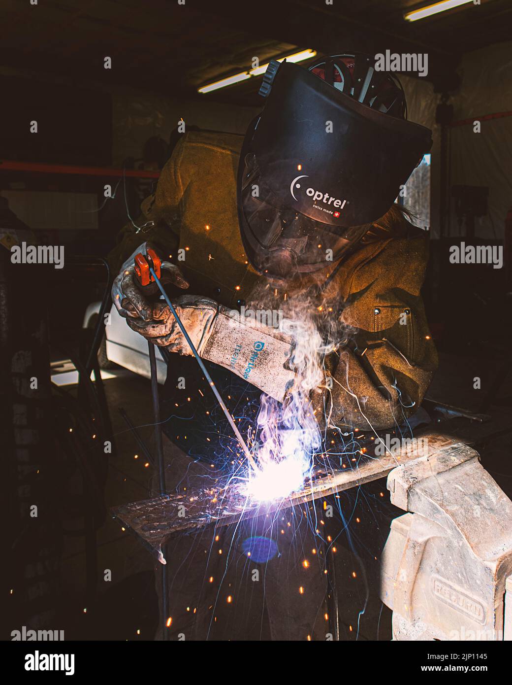 Female welder -Fotos und -Bildmaterial in hoher Auflösung – Alamy