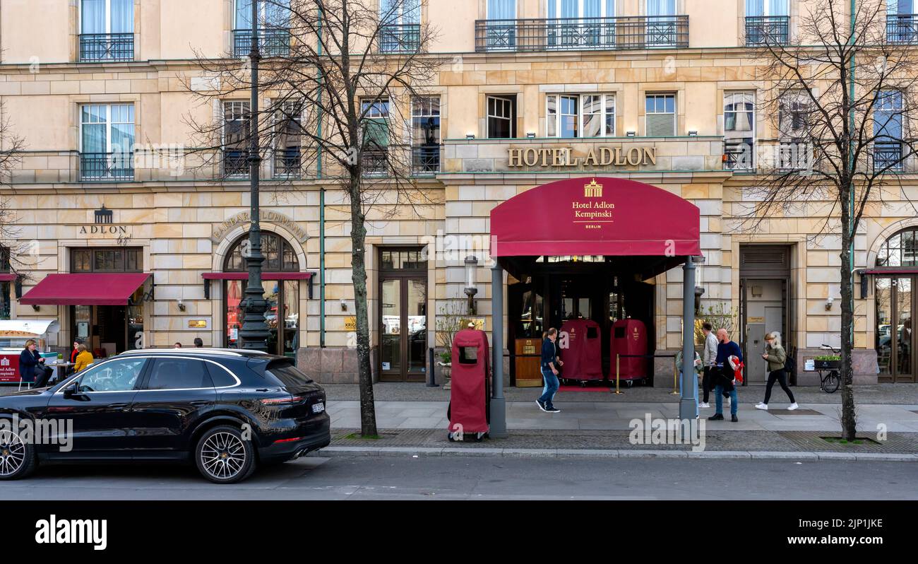 Adlon hoteleingang -Fotos und -Bildmaterial in hoher Auflösung – Alamy