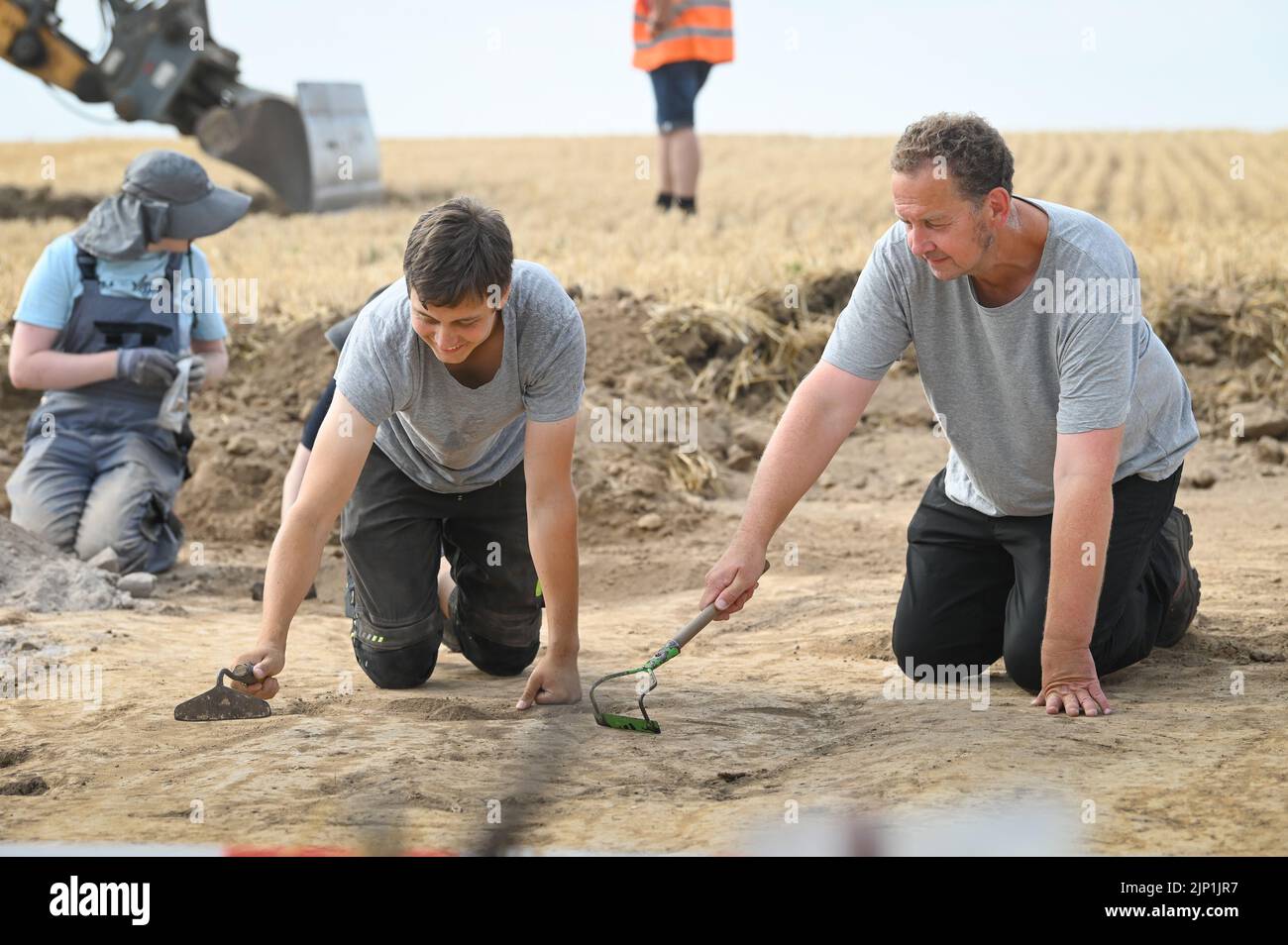 Helfta, Deutschland. 15. August 2022. Grabungsleiter Felix Biermann (r ...