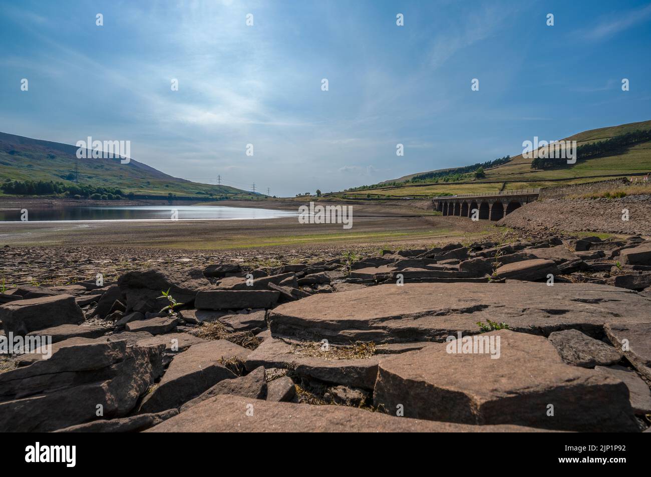 Niedriger Wasserstand am Woodhead Reservoir in Longdendale, Derbyshire ...