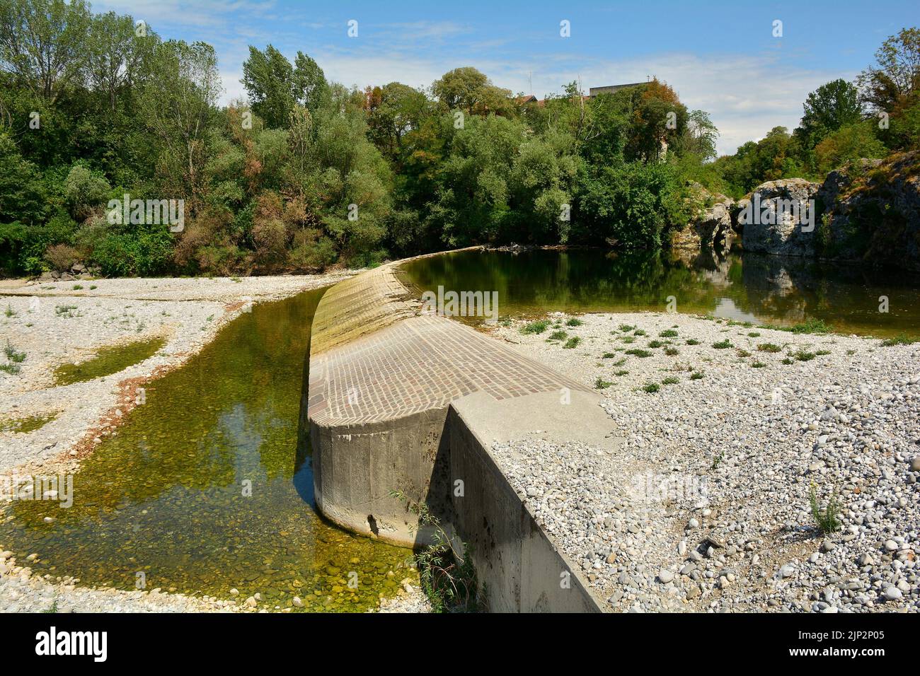 Der Fluss Natisone fließt während der Dürre von 2022 durch das ...