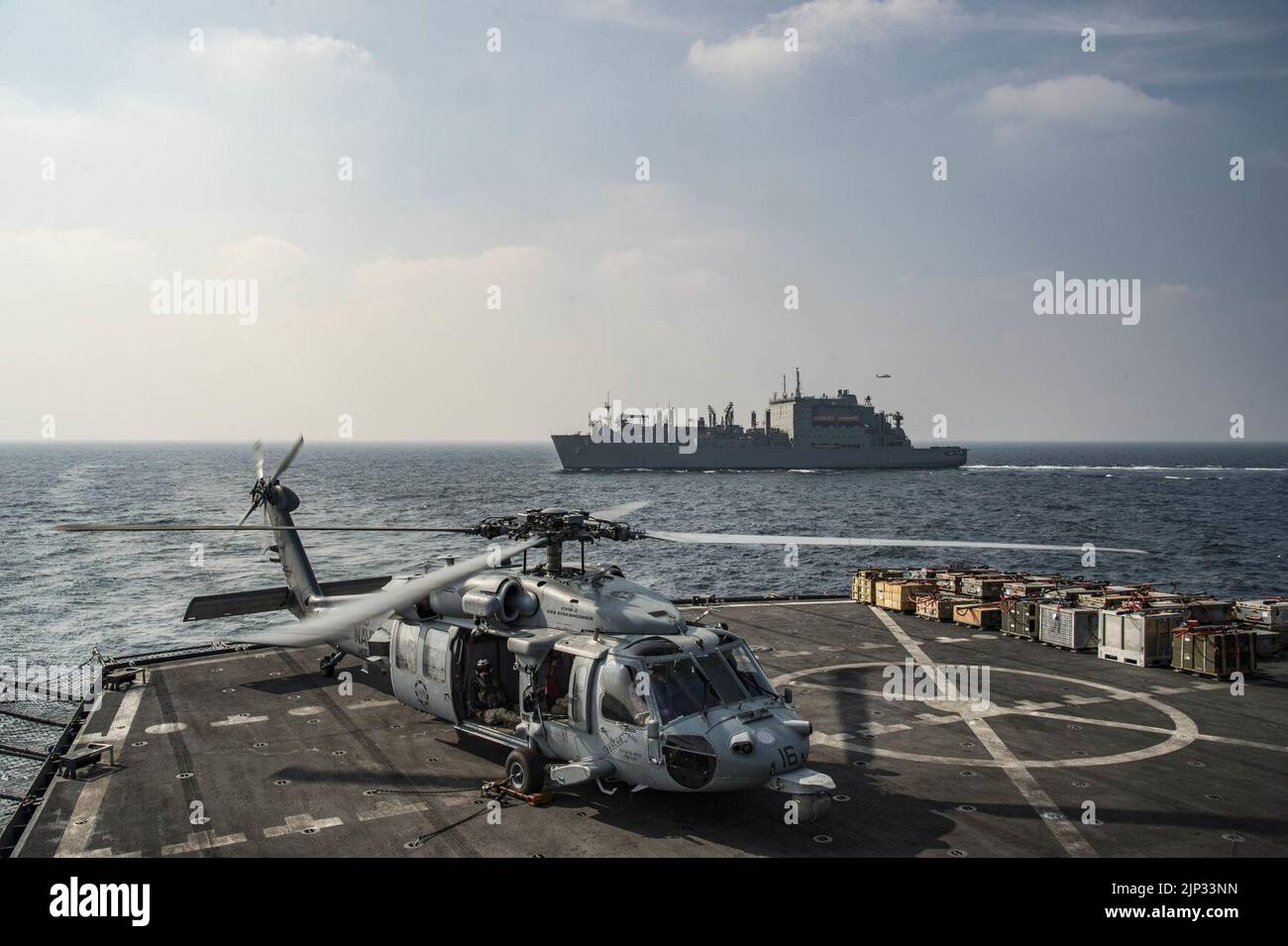 Das Trocken- und Munitionsschiff USNS Alan Shepard (T-AKE 3) manövriert ...