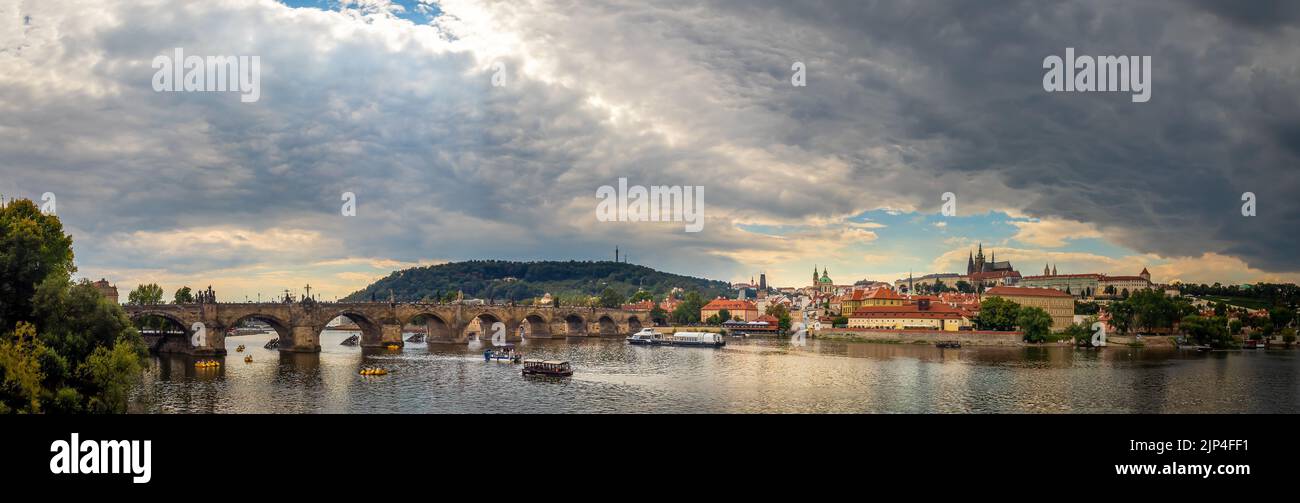 Blick auf das Wasser über den Fluss Moldau zur Burg, Karlsbrücke und ...