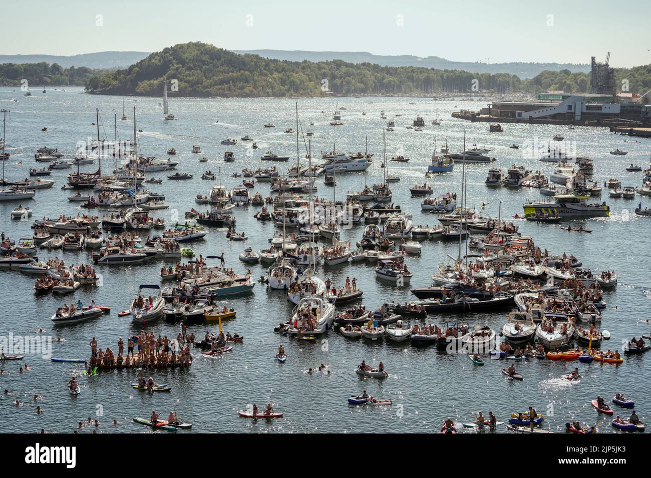 Red bull klippenspringen oslo -Fotos und -Bildmaterial in hoher ...