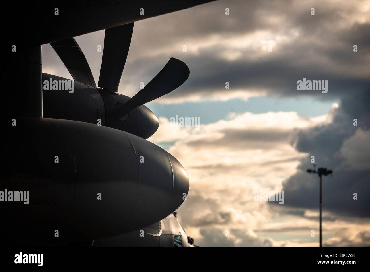Ein Special Operations Wing MC-130J Commando II aus dem Jahr 352d ist ...