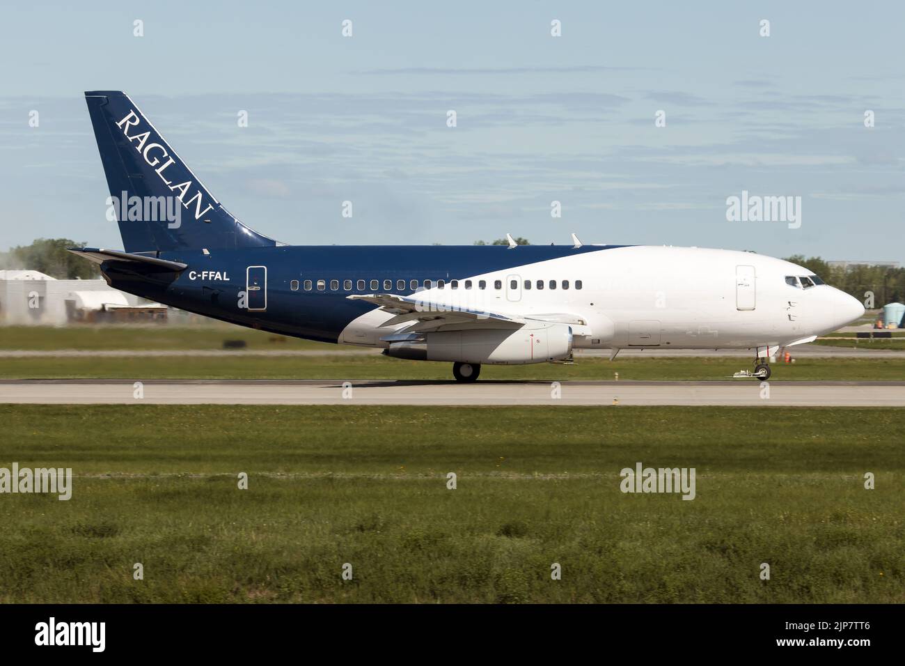 Eine Raglan-Glencore Group Boeing 737-200 (ADV) verlässt den Montreal ...