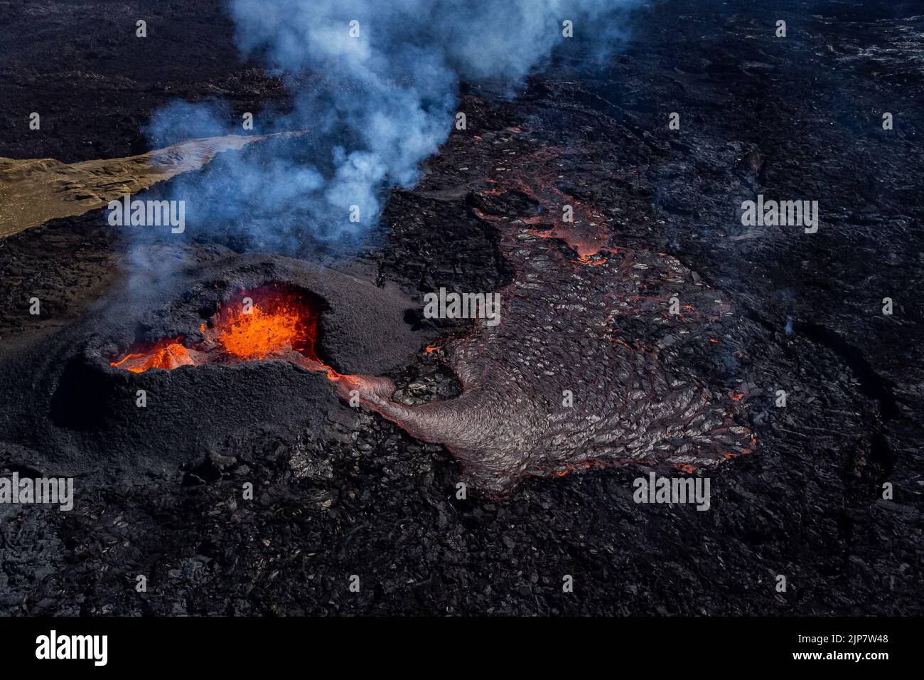 Magma fließt aus einem herzförmigen Krater am Vulkan im Fagradalsfjall ...