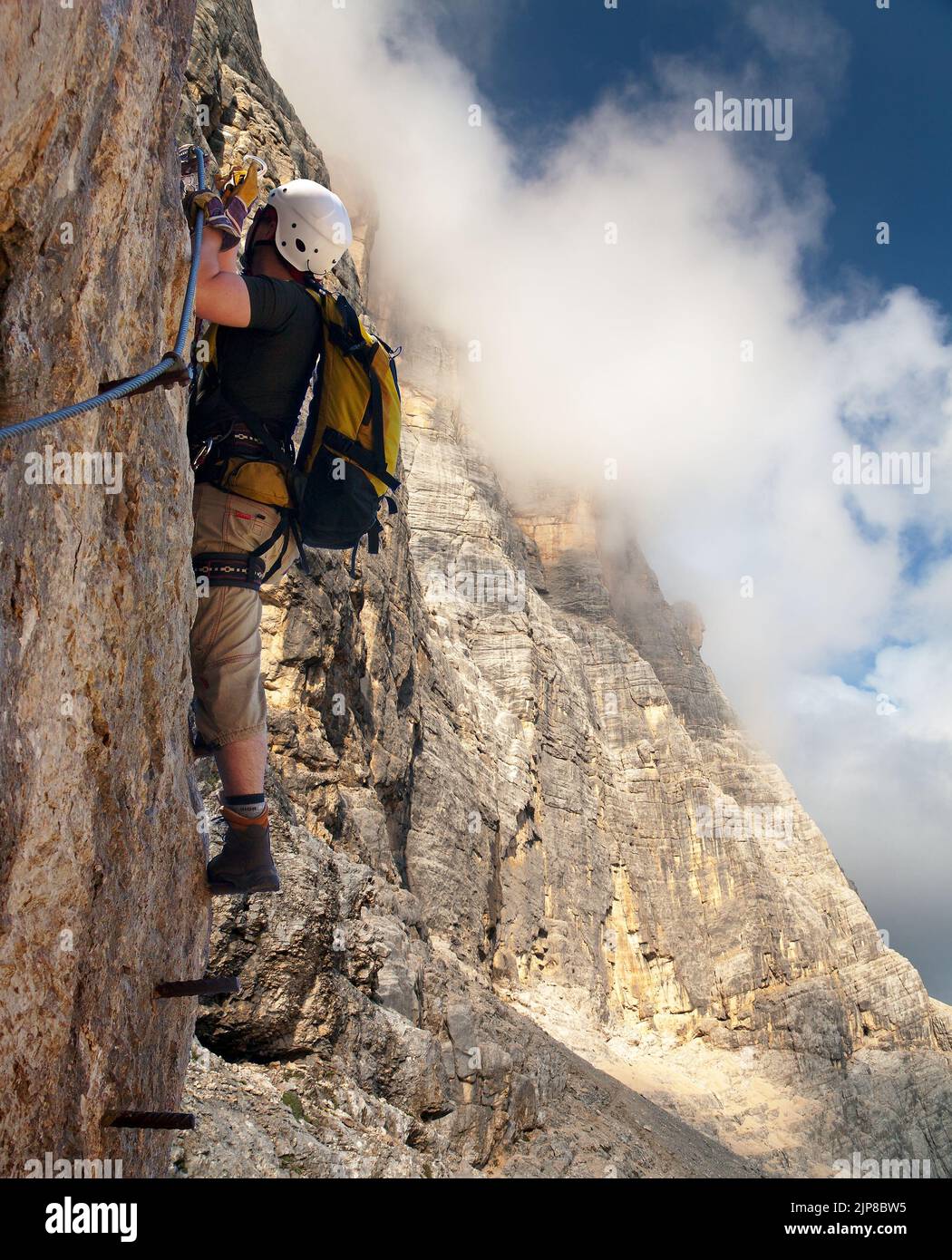 Kletterer auf Klettersteig oder klettersteig in Italien oder Österreich ...