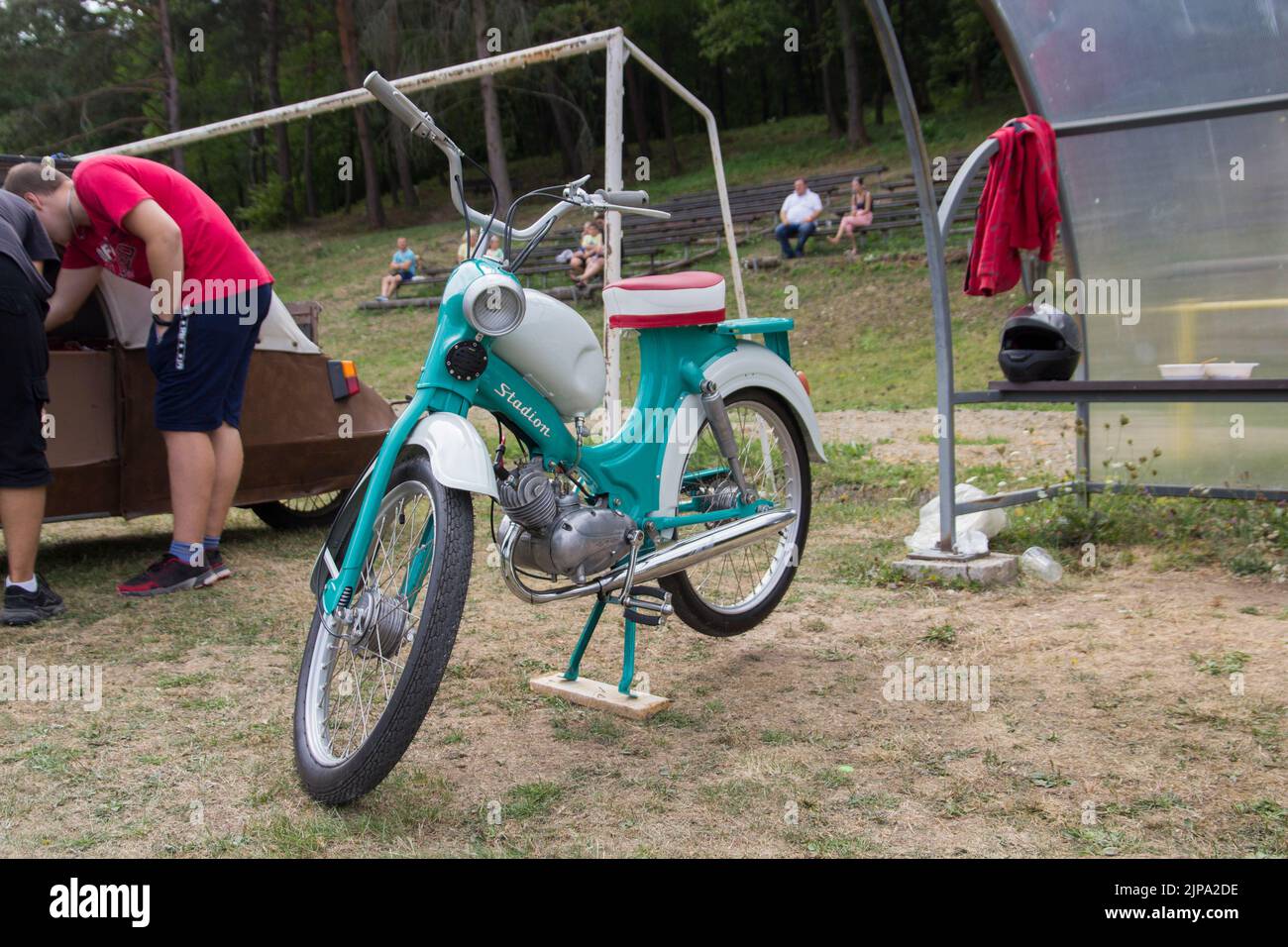 Altes moped -Fotos und -Bildmaterial in hoher Auflösung – Alamy
