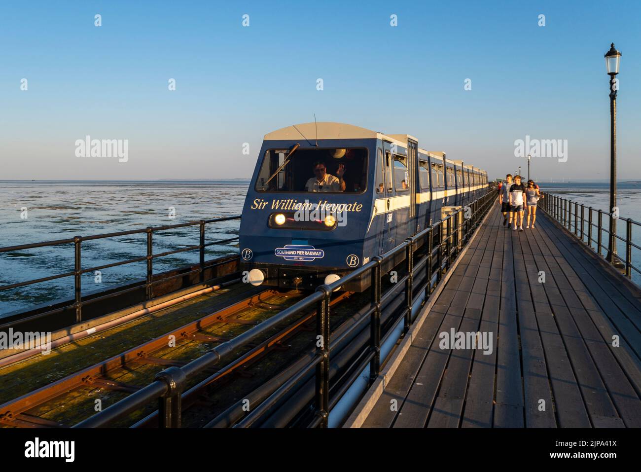 Der alte Diesel-Zug der Southend Pier Railway wurde wieder in Betrieb ...