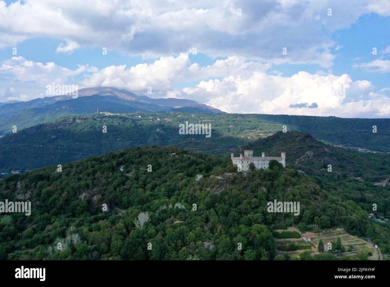 Die Burg von Montalto Dora, auf einer Höhe von 405 Metern, am Pistono ...