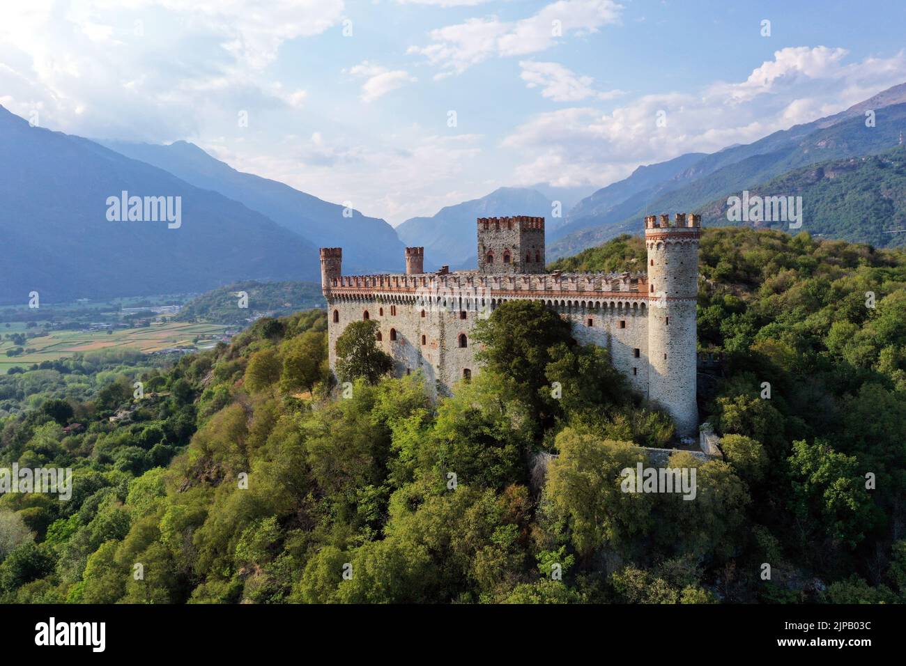 Die Burg von Montalto Dora, auf einer Höhe von 405 Metern, am Pistono ...