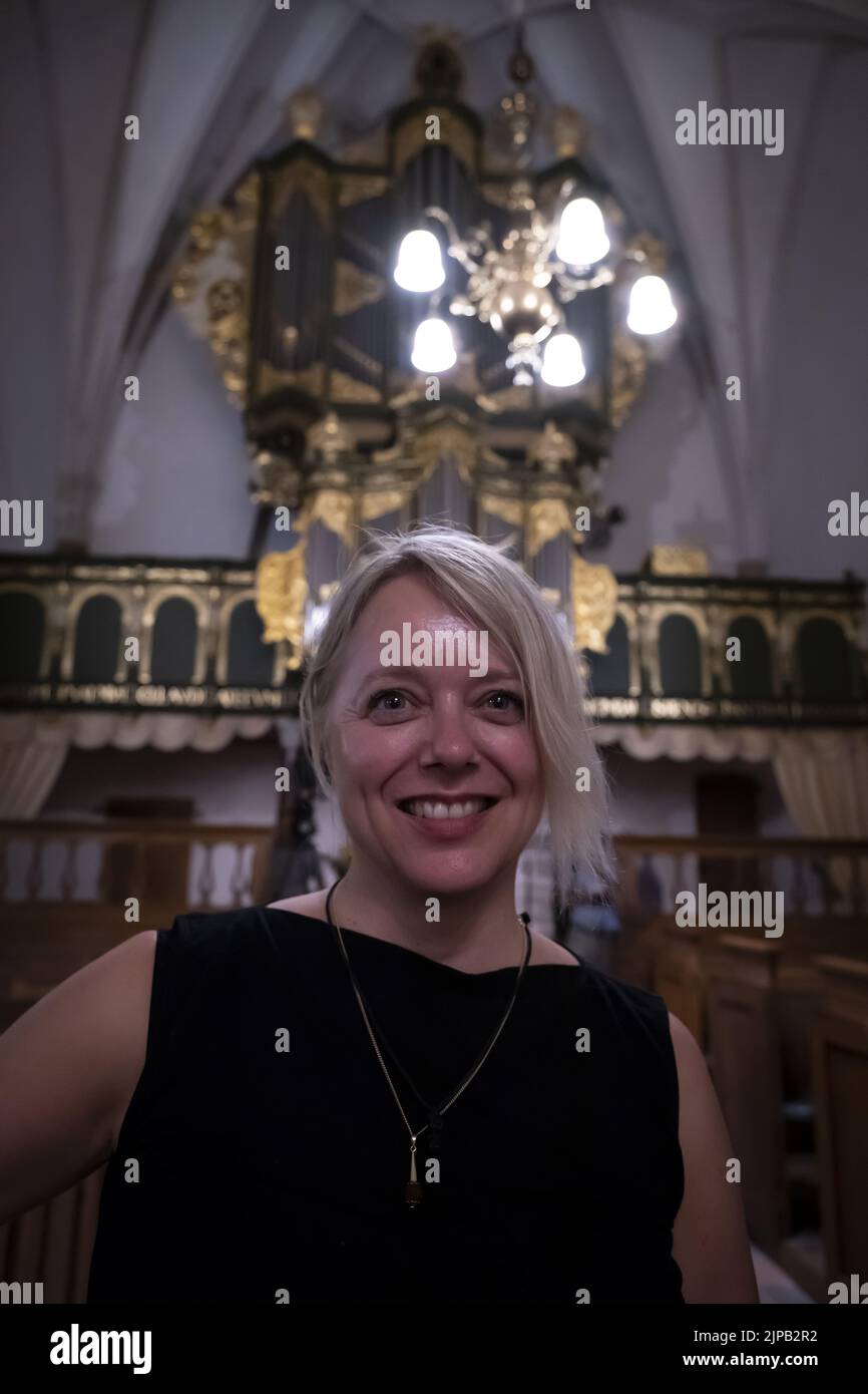 2022-08-16 21:10:04 LOPPERSUM - Agnes Mulder nach einem Gottesdienst ...