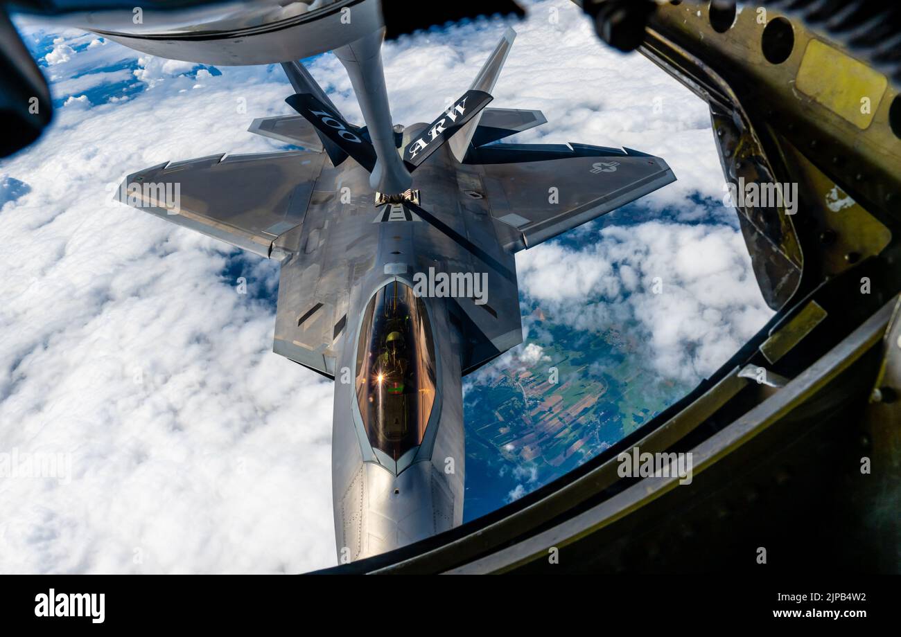 Ein Flugzeug der US Air Force KC-135 Stratotanker, das dem 100. Air ...
